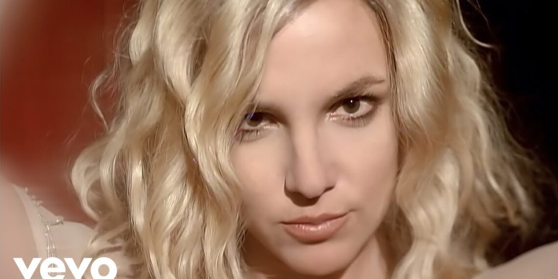 Britney Spears Has Wardrobe Issue Dancing - Brit Pop News